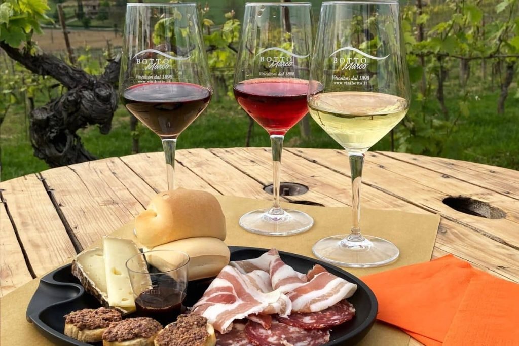 Aperitivo in vigna sulle colline del Monferrato
